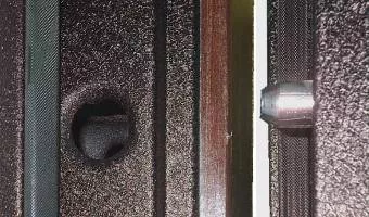 Противосъемные штыри на металлических дверях